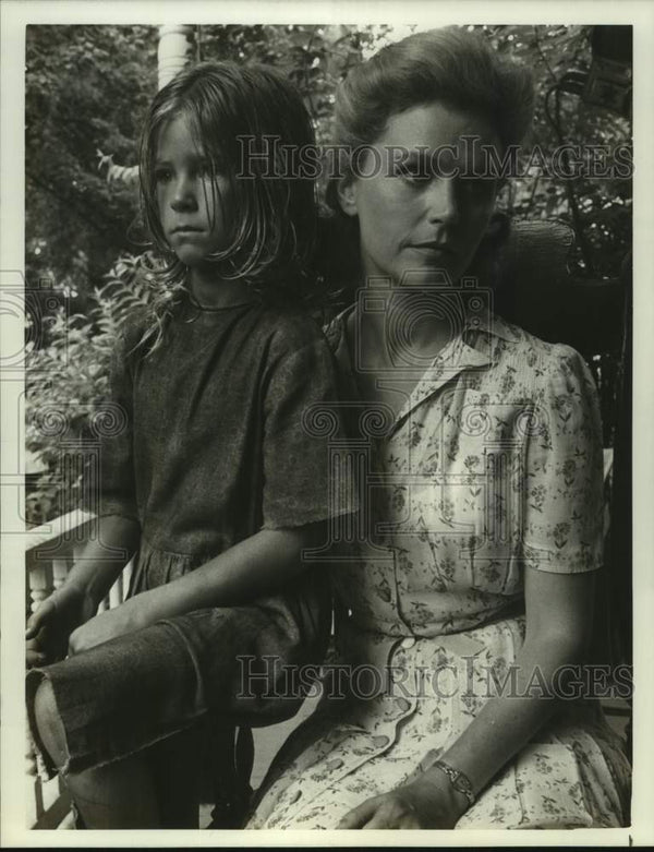 1975 Press Photo Actresses Susan Deer and Lee Remick in "A Girl Named ...
