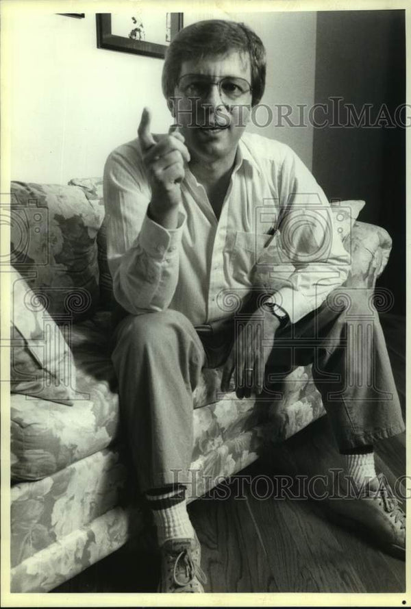 1989 Press Photo Actor Richard Backus stars in "The Cocktail Hour" in ...