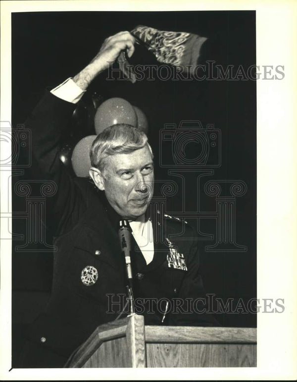 1987 Press Photo Lt. General John A. Shaud at United Way Luncheon - sa ...