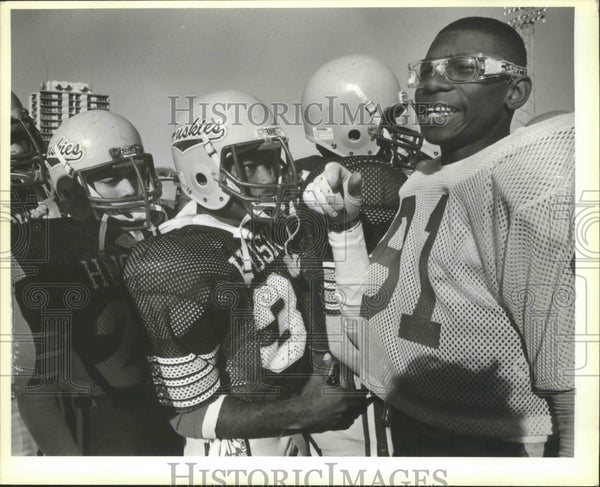 1985 Press Photo Yates football player Paul Nash with group of teammat ...