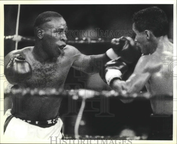 1990 Press Photo Boxers "Jesse" James Leija and Edward parker during a ...
