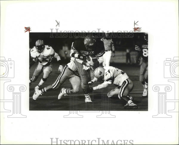 1993 Press Photo Football's Daniel Howie met high by Curtis Lewis ...