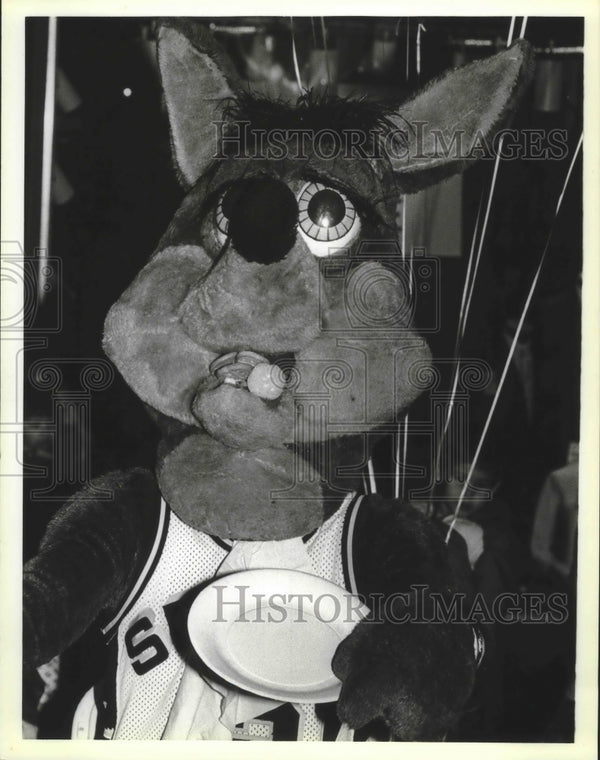 1989 Press Photo S.A. Spurs Coyote eats cookies, Central Park Mall ...