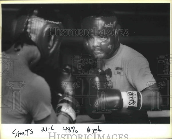 1990 Press Photo Boxer Mike Ayala sparring at the Zaramora Street Gym ...