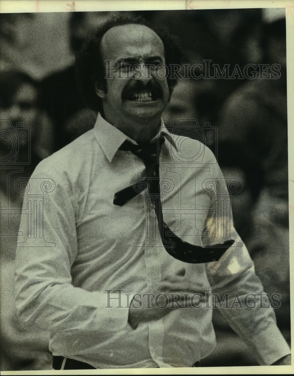 1983 Press Photo Sam Houston High basketball coach Wayne Dickey ...