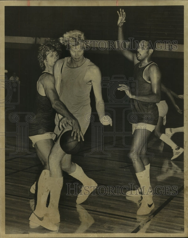1979 Press Photo Ron Bolton with Other Basketball Players at Game ...