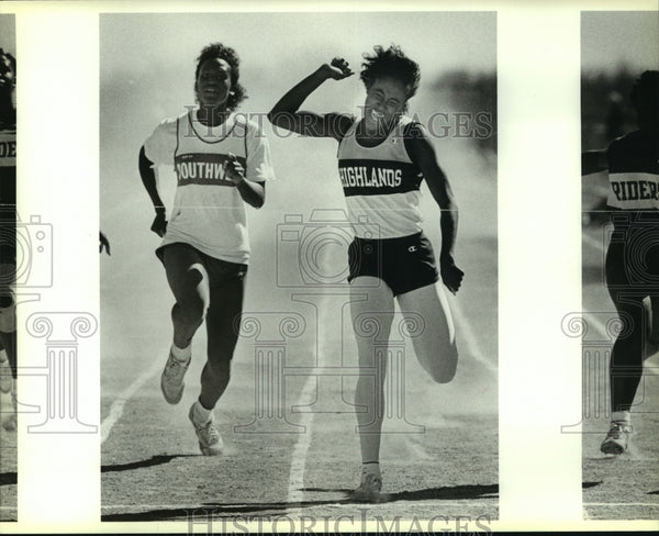 1989 Press Photo Highlands High sprinter Renee Stanfield wins a 100 ...