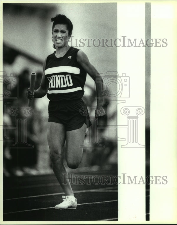 1990 Press Photo Tab Garcia, Hondo High School Track Relay Runner at ...