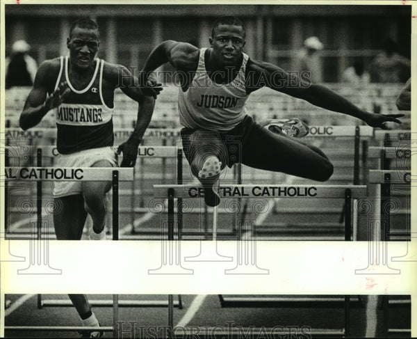 1987 Press Photo Eric Jones, Judson High School Track Hurdle Jumper at ...