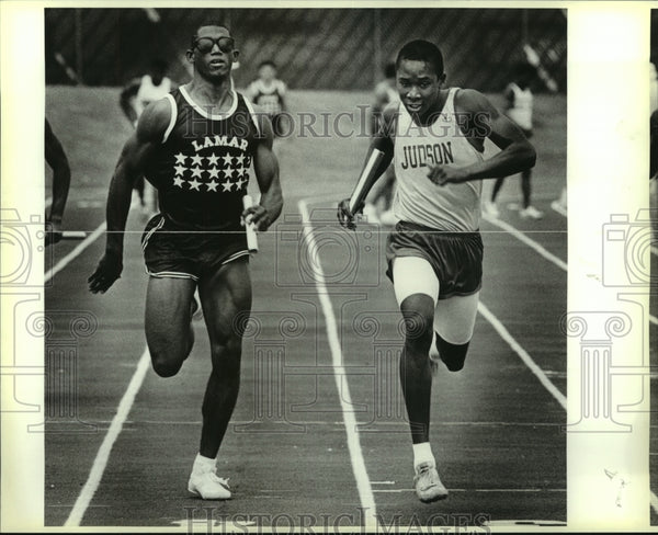 1987 Press Photo Lamar and Judson High School Track Runners at Finish ...