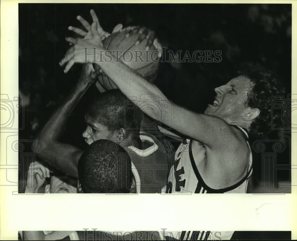 1986 Press Photo Marshal and Holmes High School Basketball Players at ...