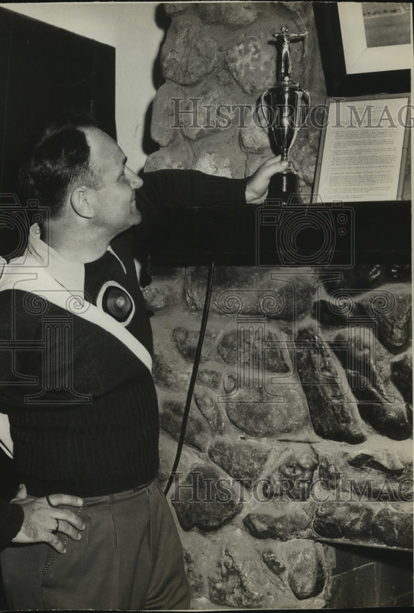 Press Photo William Springs with an archery golf trophy - sas10715 ...
