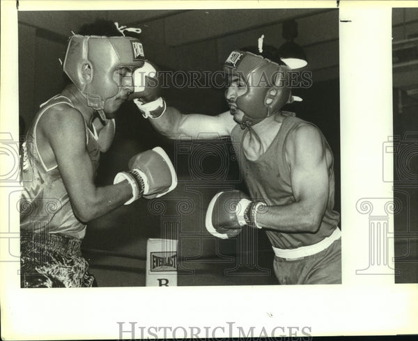 1988 Press Photo Boxers Johnny Trevino and Frank Gonzales during a bou ...