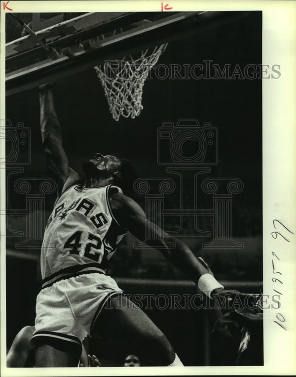 1983 Press Photo Edgar Jones, San Antonio Spurs Basketball Player at G ...