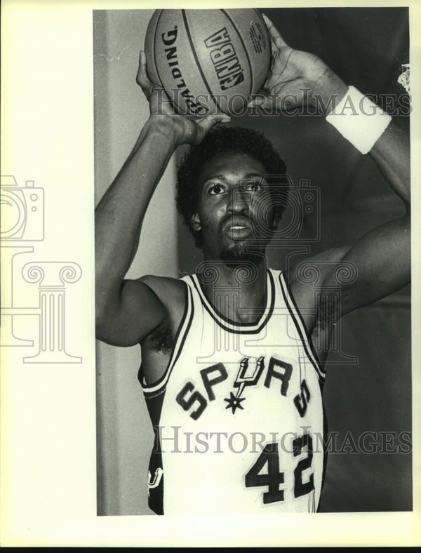 Press Photo Edgar Jones, Spurs Basketball Player - sas11235 - Historic ...