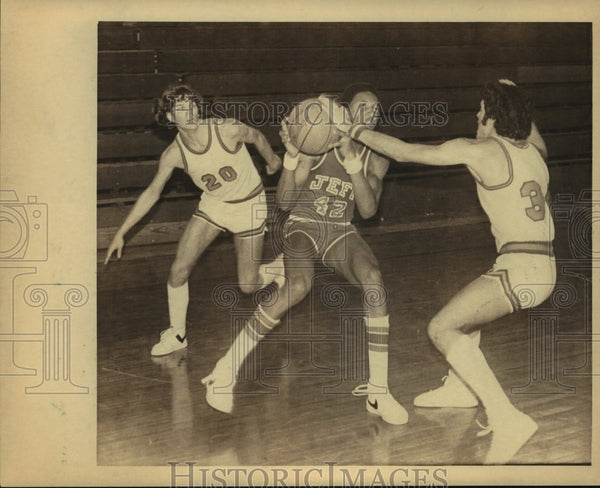 Press Photo James Robinson, Jeff Basketball Player at Game with Others ...