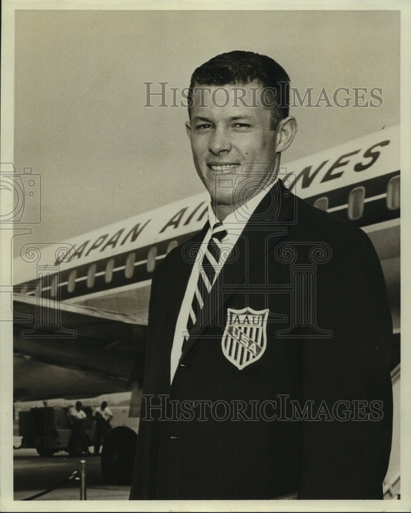 Press Photo Darrell Horne, Track Broad Jumper at Japan Air Lines Plane ...
