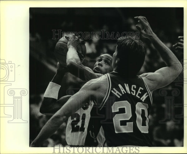 1985 Press Photo Spur Alvin Robertson and Jazz Bobby Hansen play NBA ...