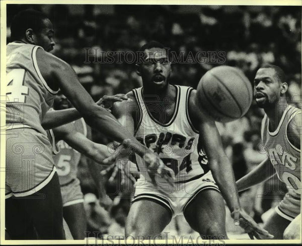 1986 Press Photo San Antonio Spurs basketball player Mike Mitchell vs ...