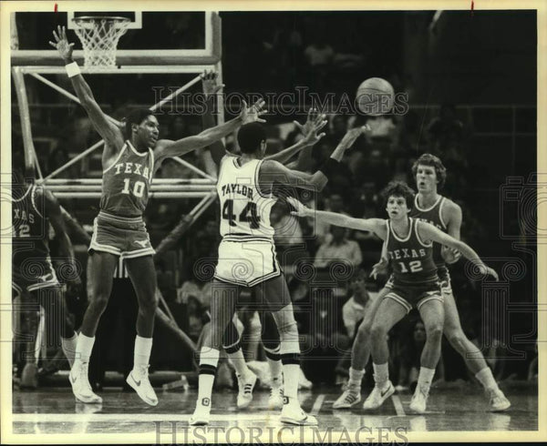 1981 Press Photo College basketball player Jeff Taylor in action vs ...