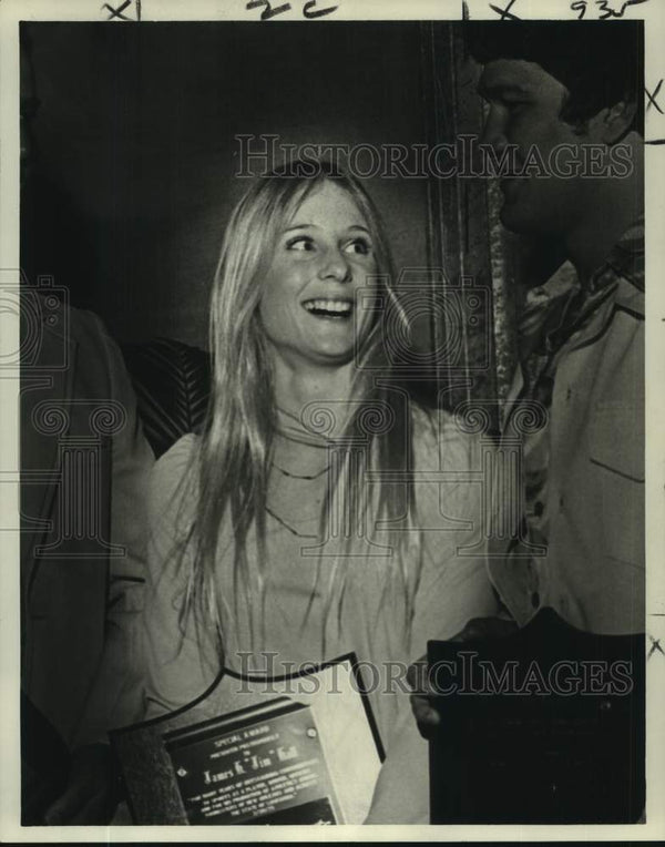 1975 Press Photo VFW women's athlete of the year Liz Higgins - sas1747 ...
