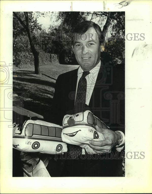 1987 Press Photo Via general manager Wayne Cook with Baby Buppets ...