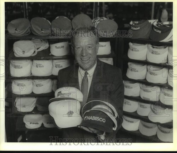 1989 Press Photo Bob Coleman of TEXACE with Company's Golf Hats ...