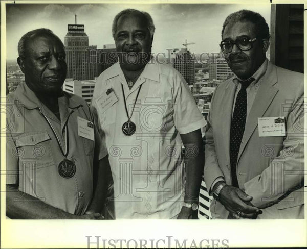 1986 Press Photo Colonels Milford Vaughn & Roy W. Burley & Dr. James ...