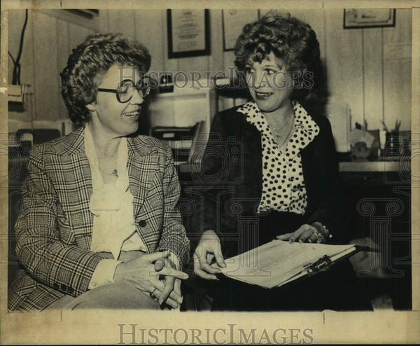1981 Press Photo Ester Curnertt & Helen Baker at 126 Five Oak ...