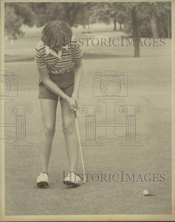 Press Photo Golfer Susan Yantis Sinks a Putt - sas19991 - Historic Images