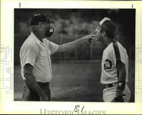 1986 Press Photo Baseball Umpire Points Finger at Dallas Texans Player ...