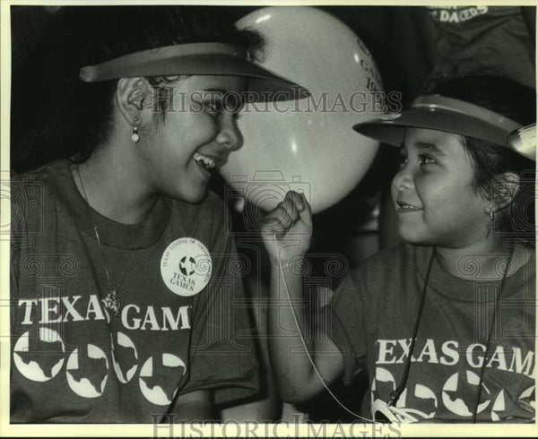 1986 Press Photo Johanna Denis & Dymphna Arispe at Texas Games Opening ...