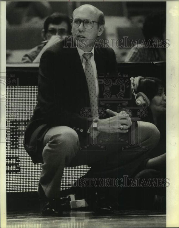 1986 Press Photo San Antonio Spurs Basketball Coach Bob Weiss Watches ...
