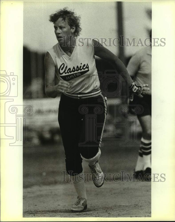 1986 Press Photo Austin Classics Softball Player Barbie Wilson Runs to ...