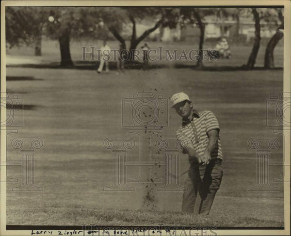 1977 Press Photo Golfer Larry Ziegler Hits Out of Sand Trap at Texas ...