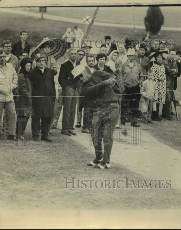 1970 Press Photo Golfer Miller Barber & Spectators Watch Shot at Texas ...
