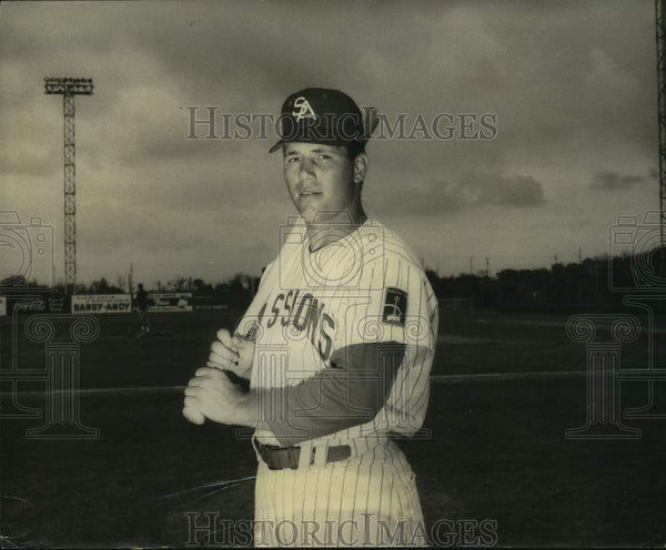 Press Photo San Antonio Missions Baseball Player Ronnie Newman Poses on ...