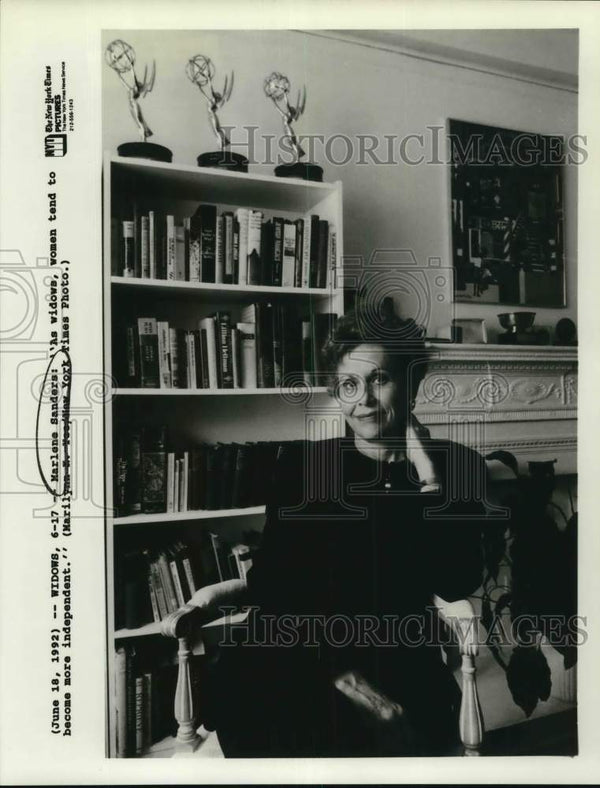 1992 Press Photo News Correspondent & Widow Marlene Sanders Sits in Of ...