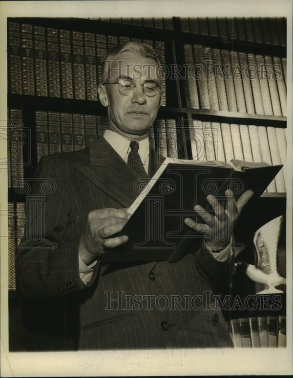 1949 Press Photo Encyclopedia Britannica Editor Walter Yust Reads Book ...