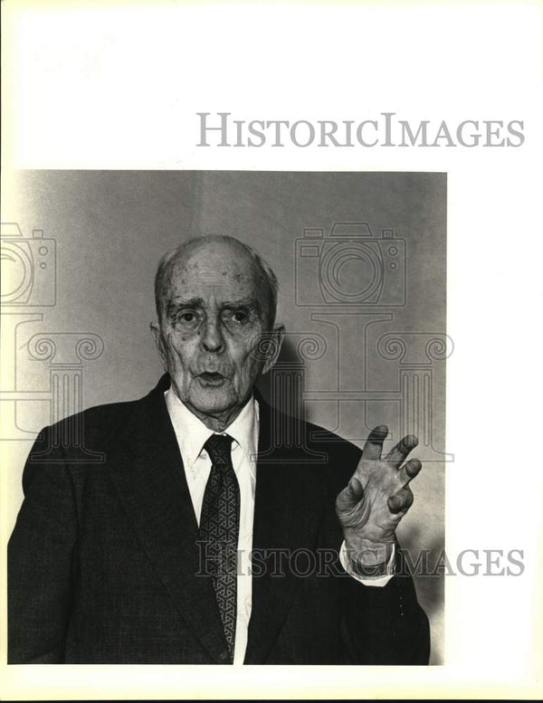 1984 Press Photo Sean McBride, Nobel Prize winner, gestures as he ...