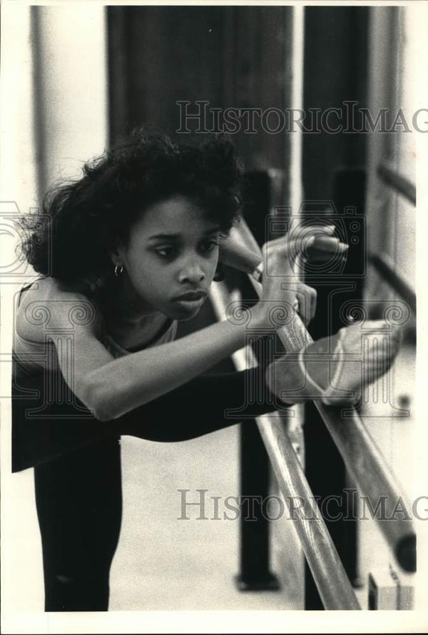 1987 Press Photo Erica Prentice prepares for ballet class at Pittsburgh ...