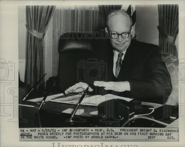 1953 Press Photo President Dwight Eisenhower poses at his desk ...