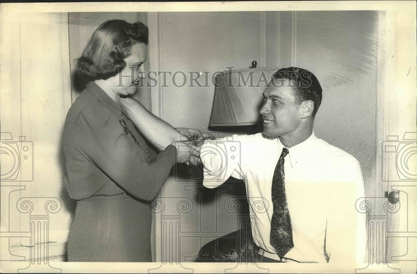 1938 Press Photo Mrs.Clay Bryant massaging the arm of husband of Chica ...