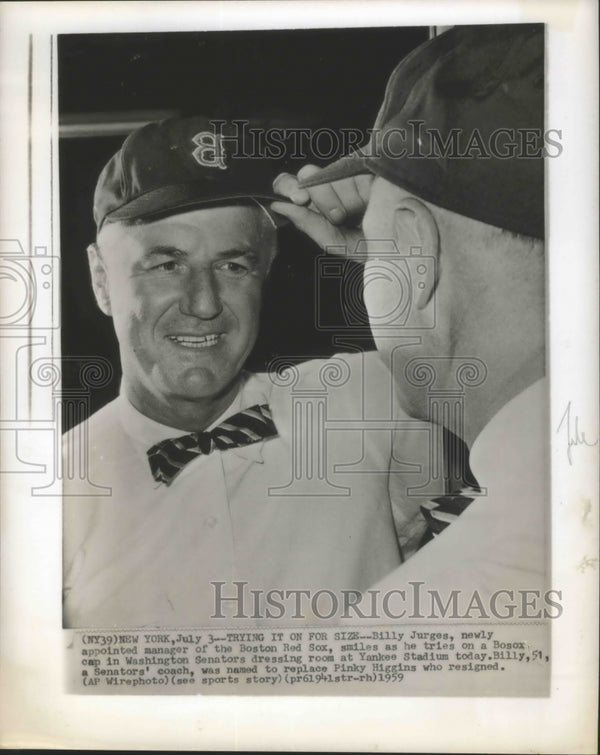 1959 Press Photo Billy Jurges smiles as he tries on a Bosox cap ...