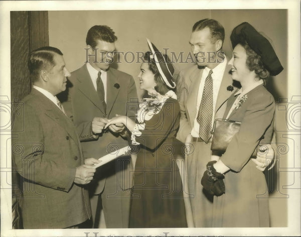 1941 Press Photo George Dickey, White Sox Receiver married Mildred Nea ...