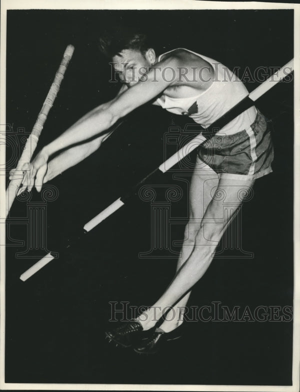 1941 Press Photo Cornelius Warmerdam jumps 15 ft. 5 3/4 in. at Compton ...