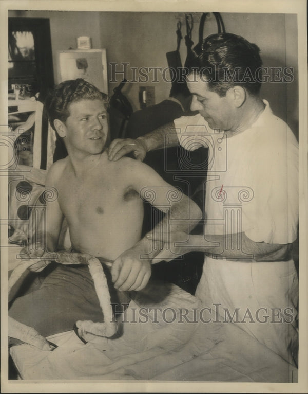 1944 Press Photo Jockey Bobby Germane with Trainer Frank Hawley ...