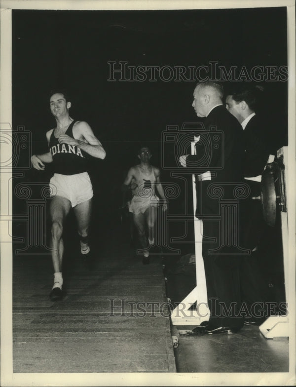 1943 Press Photo Earl Mitchell wins the Wanamaker Mile at Madison ...