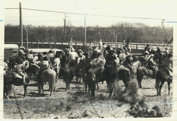 1980 Press Photo Large group of horseback riders at a rodeo - sia11408 ...