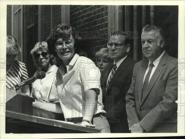 1982 Press Photo City Council President Carol Bellamy speaking at a ...